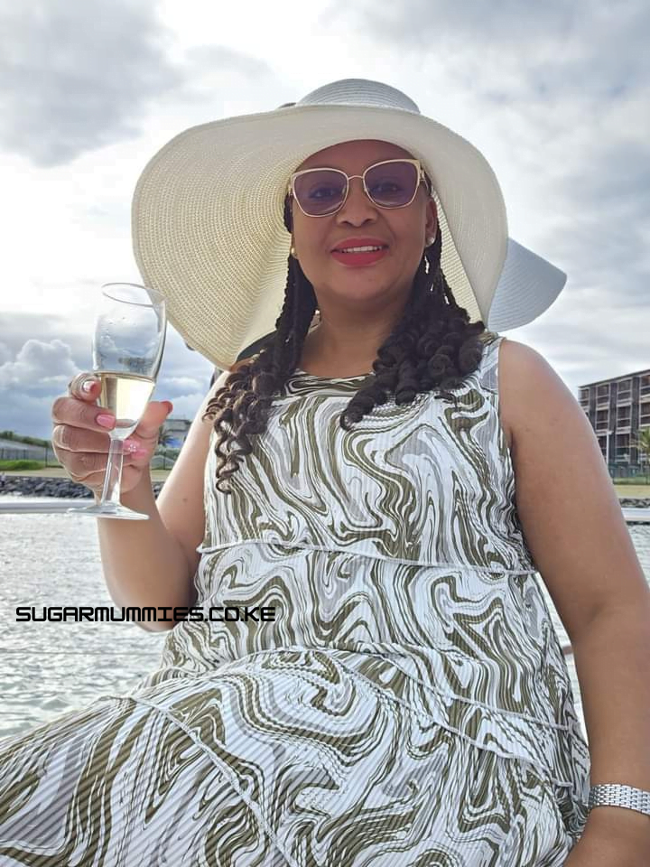 Vivian, a Vibrant Single Mom Seeking a Stylish and Courteous Guy